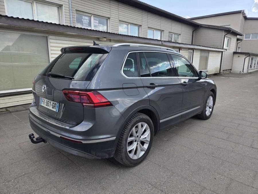 Grey Volkswagen Tiguan 2019 in Vilnius, with an engine capacity of 1.97 L and mileage of 215 thousand km for 16500 €, photo 5 on AUTOMOTO.COM.LV