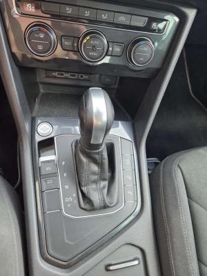 Grey Volkswagen Tiguan 2019 in Vilnius, with an engine capacity of 1.97 L and mileage of 215 thousand km for 16500 €, photo 15 on AUTOMOTO.COM.LV