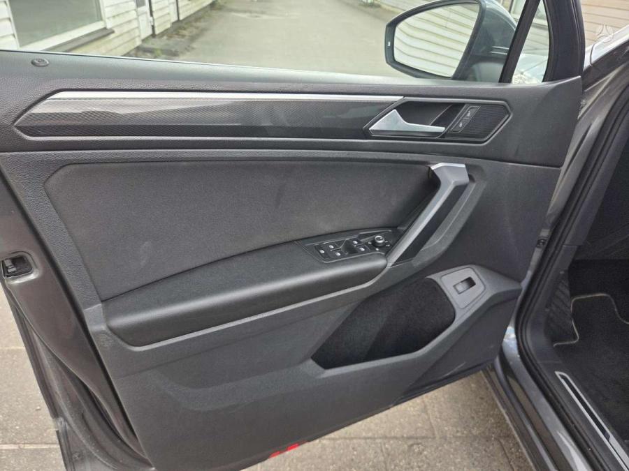 Grey Volkswagen Tiguan 2019 in Vilnius, with an engine capacity of 1.97 L and mileage of 215 thousand km for 16500 €, photo 18 on AUTOMOTO.COM.LV