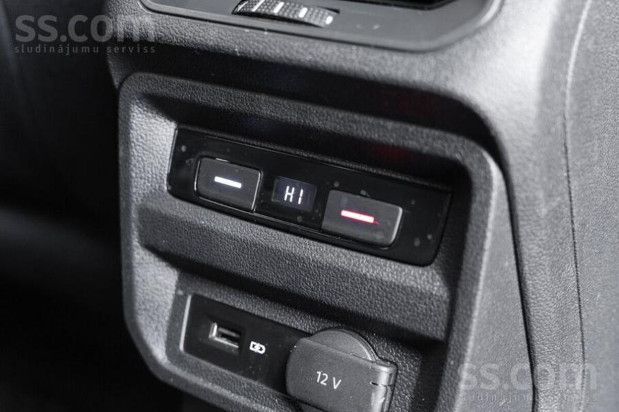 Grey Volkswagen Tiguan 2019 in Riga, with an engine capacity of 2.00 L and mileage of 214 thousand km for 20850 €, photo 9 on AUTOMOTO.COM.LV