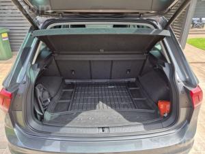 Pelēks Volkswagen Tiguan 2019 Rīga, ar dzinēja tilpumu 2.00 L un nobraukumu 107 tūkst. km par 18300 €, foto 11 vietnē AUTOMOTO.COM.LV