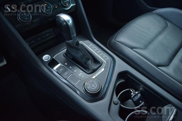 Grey Volkswagen Tiguan 2019 in Riga, with an engine capacity of 2.00 L and mileage of 188 thousand km for 21200 €, photo 5 on AUTOMOTO.COM.LV