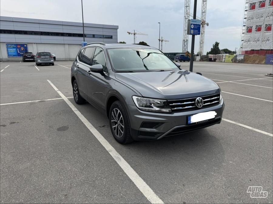 Grey Volkswagen Tiguan 2019 in Vilnius, with an engine capacity of 2.00 L and mileage of 114 thousand km for 18000 €, photo 4 on AUTOMOTO.COM.LV