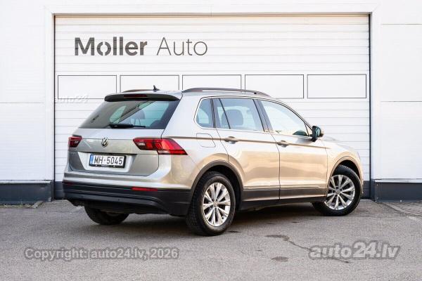 Grey Volkswagen Tiguan 2019 in Riga, with an engine capacity of 2.00 L and mileage of 157 thousand km for 15950 €, photo 3 on AUTOMOTO.COM.LV