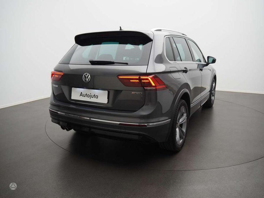 Grey Volkswagen Tiguan 2019 in Vilnius, with an engine capacity of 1.97 L and mileage of 137 thousand km for 20900 €, photo 5 on AUTOMOTO.COM.LV