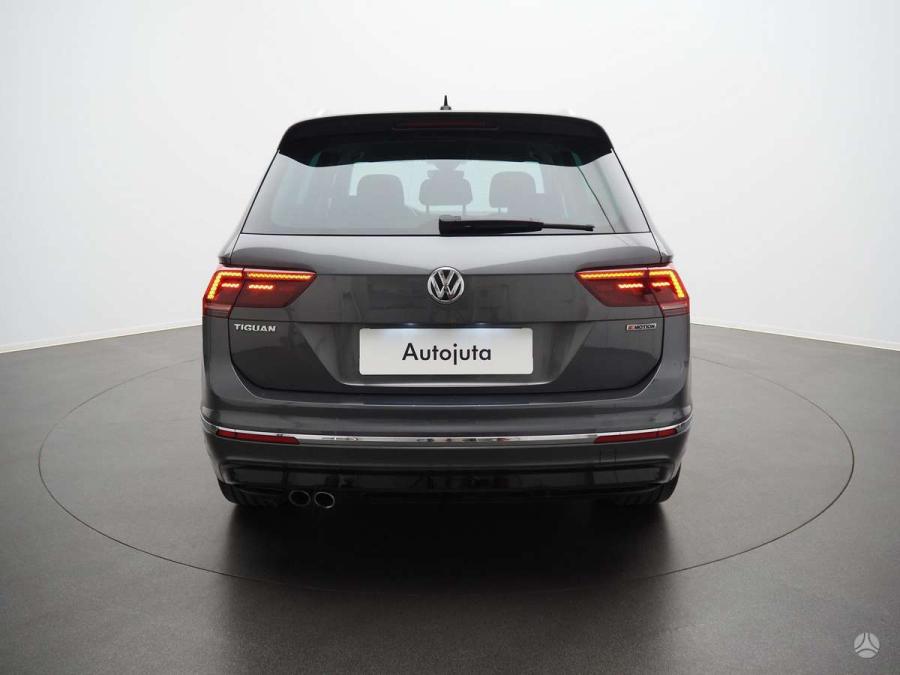 Grey Volkswagen Tiguan 2019 in Vilnius, with an engine capacity of 1.97 L and mileage of 137 thousand km for 20900 €, photo 6 on AUTOMOTO.COM.LV