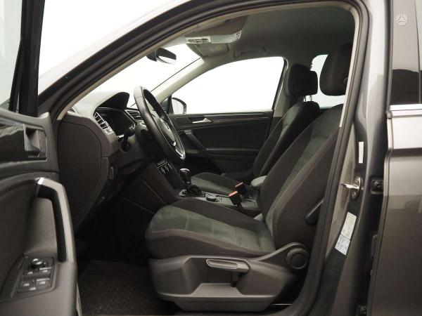 Volkswagen Tiguan 2019 in Vilnius on AUTOMOTO.COM.LV Grey Volkswagen Tiguan 2019 in Vilnius, with an engine capacity of 1.97 L and mileage of 137 thousand km for 20900 €, photo 9 on AUTOMOTO.COM.LV