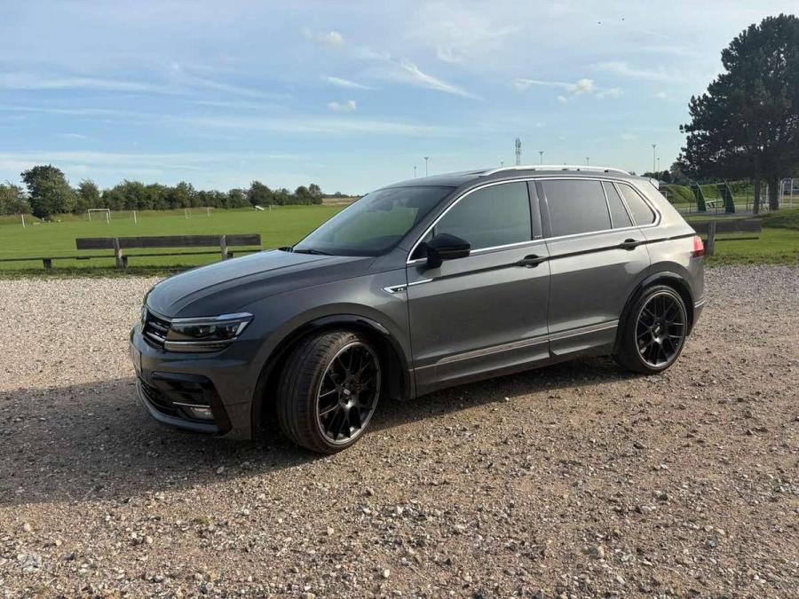 Grey Volkswagen Tiguan 2019 in Panevezys, with an engine capacity of 1.97 L and mileage of 233 thousand km for 18999 €, photo 3 on AUTOMOTO.COM.LV