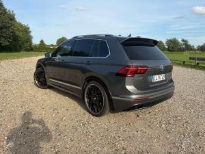Grey Volkswagen Tiguan 2019 in Panevezys, with an engine capacity of 1.97 L and mileage of 233 thousand km for 18999 €, photo 4 on AUTOMOTO.COM.LV