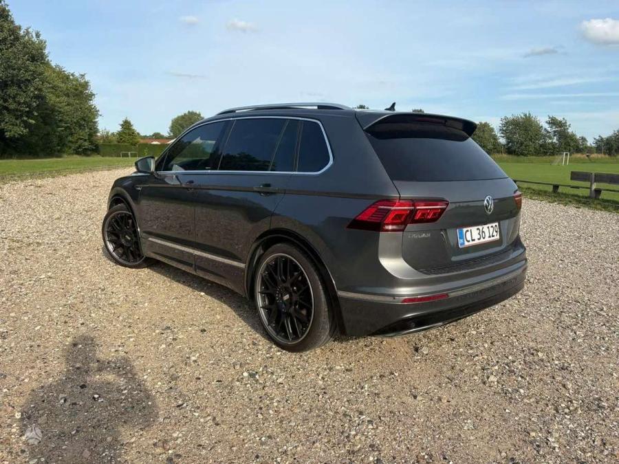 Grey Volkswagen Tiguan 2019 in Panevezys, with an engine capacity of 1.97 L and mileage of 233 thousand km for 18999 €, photo 4 on AUTOMOTO.COM.LV