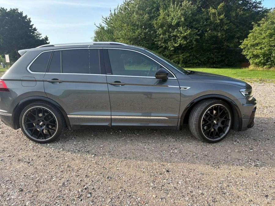 Grey Volkswagen Tiguan 2019 in Panevezys, with an engine capacity of 1.97 L and mileage of 233 thousand km for 18999 €, photo 12 on AUTOMOTO.COM.LV