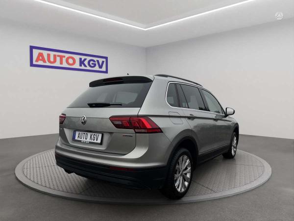 Pelēks Volkswagen Tiguan 2019 Viļņa, ar dzinēja tilpumu 2.00 L un nobraukumu 57 tūkst. km par 19999 €, foto 4 vietnē AUTOMOTO.COM.LV