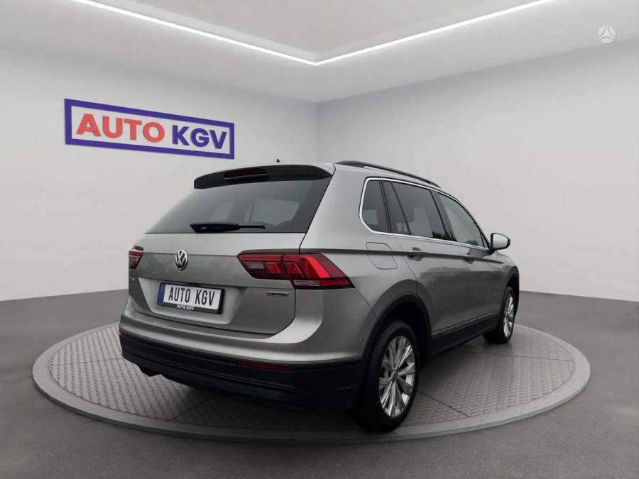 Grey Volkswagen Tiguan 2019 in Vilnius, with an engine capacity of 2.00 L and mileage of 57 thousand km for 19999 €, photo 4 on AUTOMOTO.COM.LV