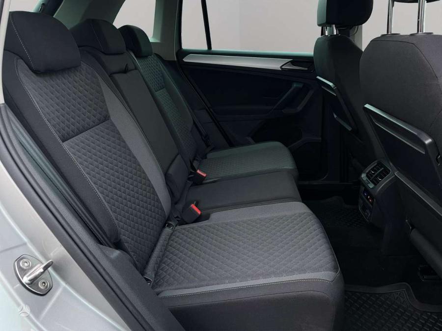 Grey Volkswagen Tiguan 2019 in Vilnius, with an engine capacity of 2.00 L and mileage of 57 thousand km for 19999 €, photo 9 on AUTOMOTO.COM.LV