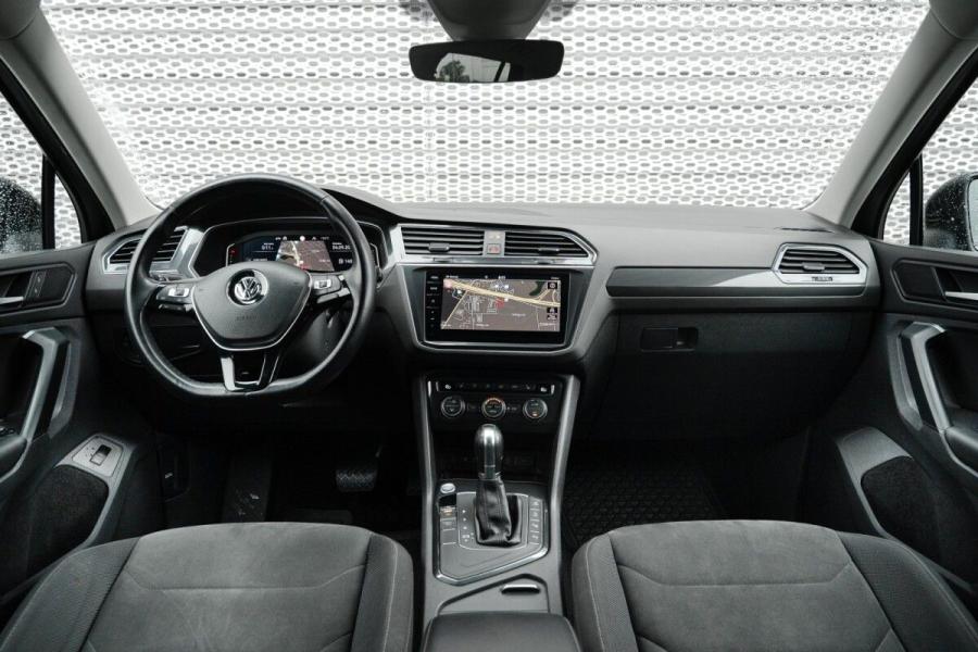 Grey Volkswagen Tiguan 2019 in Marupe, with an engine capacity of 2.00 L and mileage of 161 thousand km for 19200 €, photo 7 on AUTOMOTO.COM.LV