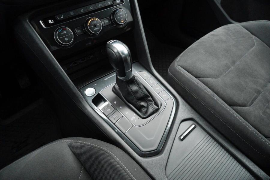 Grey Volkswagen Tiguan 2019 in Marupe, with an engine capacity of 2.00 L and mileage of 161 thousand km for 19200 €, photo 25 on AUTOMOTO.COM.LV