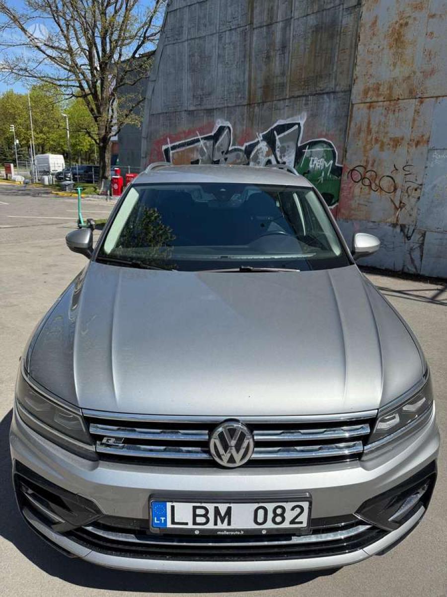 Grey Volkswagen Tiguan 2019 in Klaipeda, with an engine capacity of 1.97 L and mileage of 160 thousand km for 18900 €, photo 4 on AUTOMOTO.COM.LV