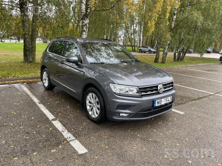 Grey Volkswagen Tiguan 2019 in Riga, with an engine capacity of 2.00 L and mileage of 174 thousand km for 12990 €, photo 1 on AUTOMOTO.COM.LV