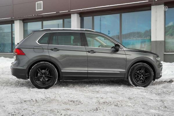 Pelēks Volkswagen Tiguan 2020 Viļņa, ar dzinēja tilpumu 2.00 L un nobraukumu 128 tūkst. km par 20950 €, foto 2 vietnē AUTOMOTO.COM.LV
