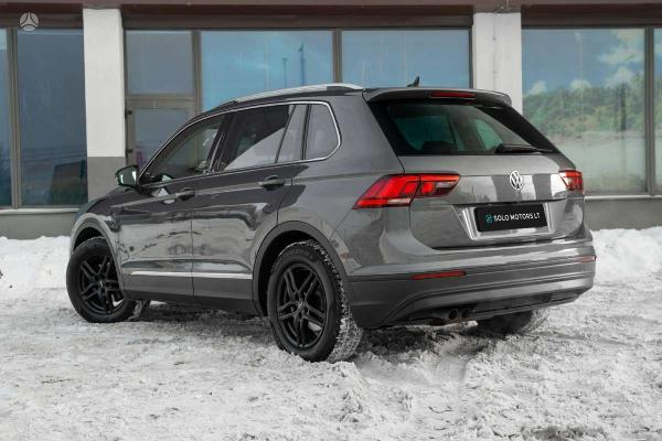 Pelēks Volkswagen Tiguan 2020 Viļņa, ar dzinēja tilpumu 2.00 L un nobraukumu 128 tūkst. km par 20950 €, foto 4 vietnē AUTOMOTO.COM.LV