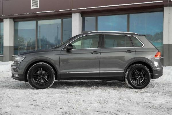 Pelēks Volkswagen Tiguan 2020 Viļņa, ar dzinēja tilpumu 2.00 L un nobraukumu 128 tūkst. km par 20950 €, foto 5 vietnē AUTOMOTO.COM.LV
