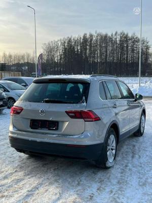 Pelēks Volkswagen Tiguan 2020 Viļņa, ar dzinēja tilpumu 1.97 L un nobraukumu 113 tūkst. km par 19899 €, foto 3 vietnē AUTOMOTO.COM.LV