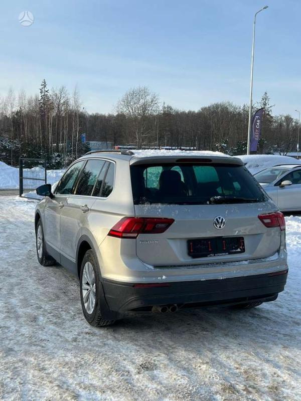 Grey Volkswagen Tiguan 2020 in Vilnius, with an engine capacity of 1.97 L and mileage of 113 thousand km for 19899 €, photo 4 on AUTOMOTO.COM.LV