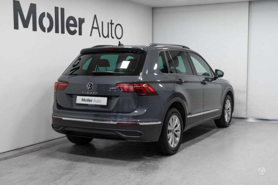 Pelēks Volkswagen Tiguan 2020 Viļņa, ar dzinēja tilpumu 1.50 L un nobraukumu 102 tūkst. km par 21900 €, foto 3 vietnē AUTOMOTO.COM.LV