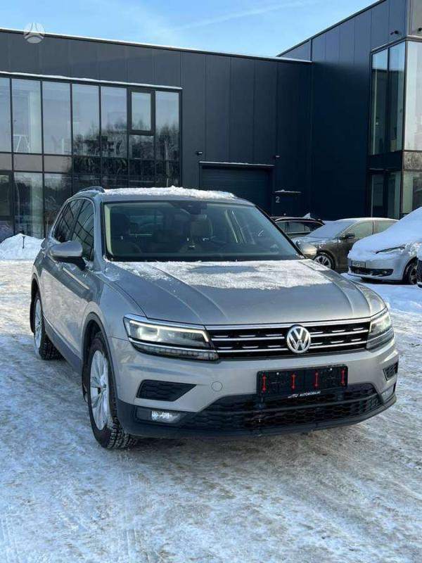 Grey Volkswagen Tiguan 2020 in Vilnius, with an engine capacity of 1.97 L and mileage of 113 thousand km for 19899 €, photo 1 on AUTOMOTO.COM.LV