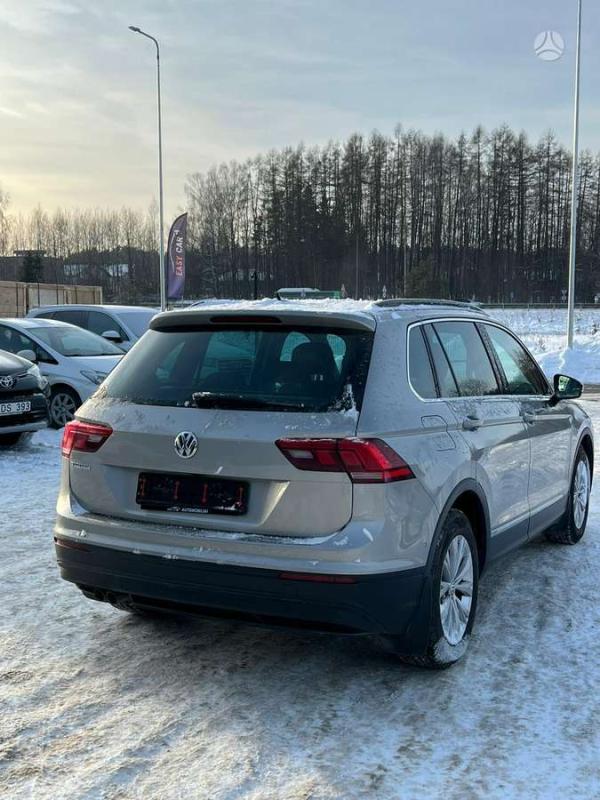 Pelēks Volkswagen Tiguan 2020 Viļņa, ar dzinēja tilpumu 1.97 L un nobraukumu 113 tūkst. km par 19900 €, foto 4 vietnē AUTOMOTO.COM.LV