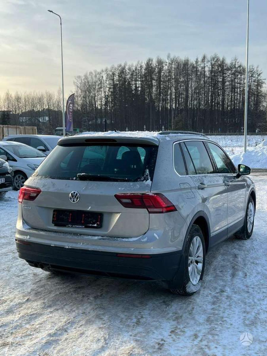Pelēks Volkswagen Tiguan 2020 Viļņa, ar dzinēja tilpumu 1.97 L un nobraukumu 113 tūkst. km par 19700 €, foto 3 vietnē AUTOMOTO.COM.LV