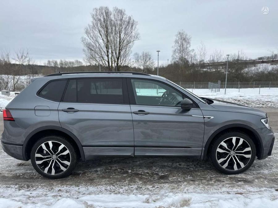 Grey Volkswagen Tiguan 2020 in Vilnius, with an engine capacity of 1.98 L and mileage of 57 thousand km for 22000 €, photo 4 on AUTOMOTO.COM.LV