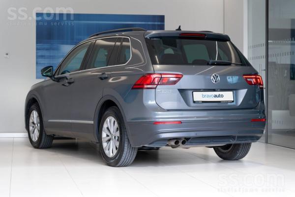 Grey Volkswagen Tiguan 2020 in Riga, with an engine capacity of 1.50 L and mileage of 143 thousand km for 17990 €, photo 4 on AUTOMOTO.COM.LV