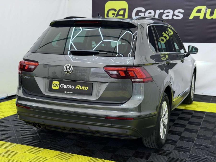 Pelēks Volkswagen Tiguan 2020 Viļņa, ar dzinēja tilpumu 1.50 L un nobraukumu 99 tūkst. km par 19990 €, foto 5 vietnē AUTOMOTO.COM.LV