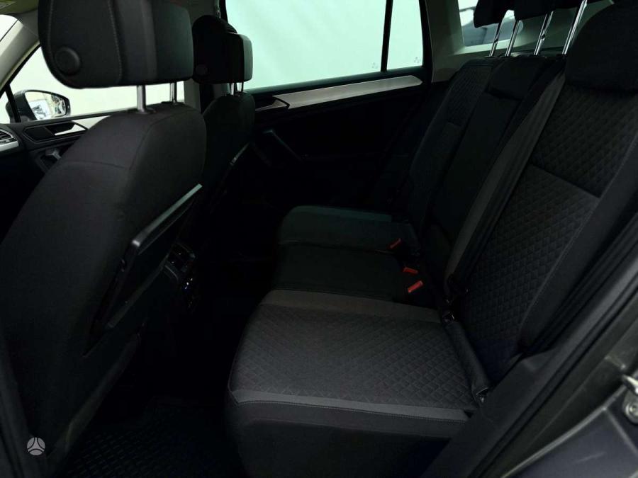 Pelēks Volkswagen Tiguan 2020 Viļņa, ar dzinēja tilpumu 1.50 L un nobraukumu 99 tūkst. km par 19990 €, foto 12 vietnē AUTOMOTO.COM.LV