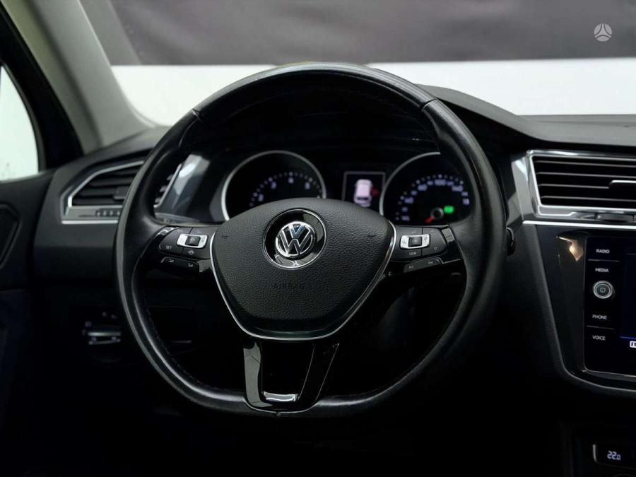 Pelēks Volkswagen Tiguan 2020 Viļņa, ar dzinēja tilpumu 1.50 L un nobraukumu 99 tūkst. km par 19990 €, foto 19 vietnē AUTOMOTO.COM.LV