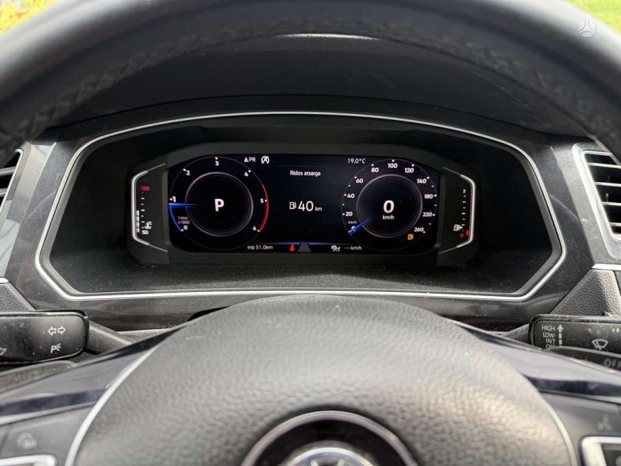 Grey Volkswagen Tiguan 2020 in Vilnius, with an engine capacity of 2.00 L and mileage of 265 thousand km for 13800 €, photo 15 on AUTOMOTO.COM.LV