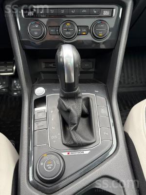 Grey Volkswagen Tiguan 2020 in Riga, with an engine capacity of 2.00 L and mileage of 201 thousand km for 19900 €, photo 9 on AUTOMOTO.COM.LV