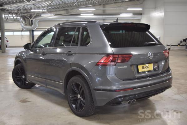 Grey Volkswagen Tiguan 2020 in Riga, with an engine capacity of 2.00 L and mileage of 128 thousand km for 21400 €, photo 3 on AUTOMOTO.COM.LV