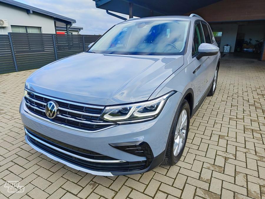 Grey Volkswagen Tiguan 2021 in Kaunas, with an engine capacity of 1.50 L and mileage of 140 thousand km for 19900 €, photo 2 on AUTOMOTO.COM.LV
