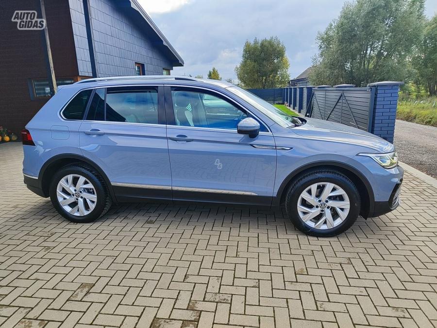 Grey Volkswagen Tiguan 2021 in Kaunas, with an engine capacity of 1.50 L and mileage of 140 thousand km for 19900 €, photo 3 on AUTOMOTO.COM.LV