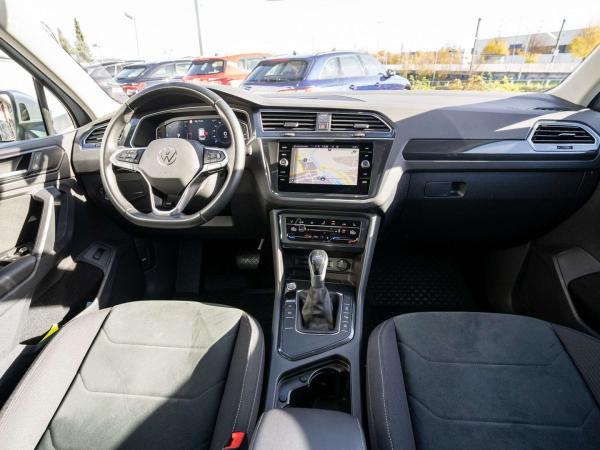Grey Volkswagen Tiguan 2021 in Kaunas, with an engine capacity of 2.00 L and mileage of 96 thousand km for 30527 €, photo 6 on AUTOMOTO.COM.LV