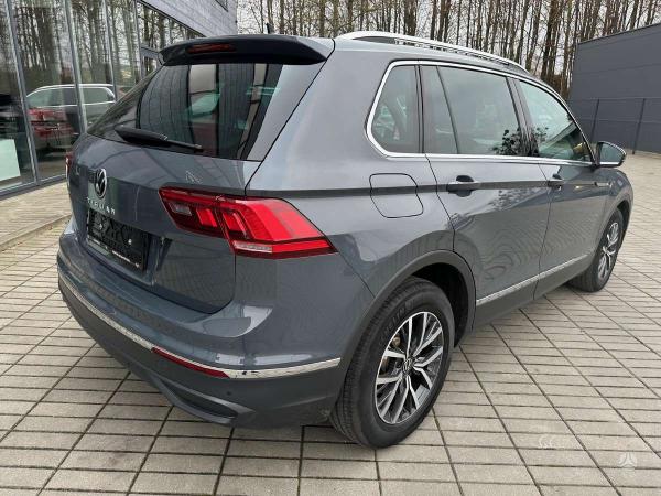 Grey Volkswagen Tiguan 2021 in Kaunas, with an engine capacity of 1.50 L and mileage of 201 thousand km for 20500 €, photo 4 on AUTOMOTO.COM.LV