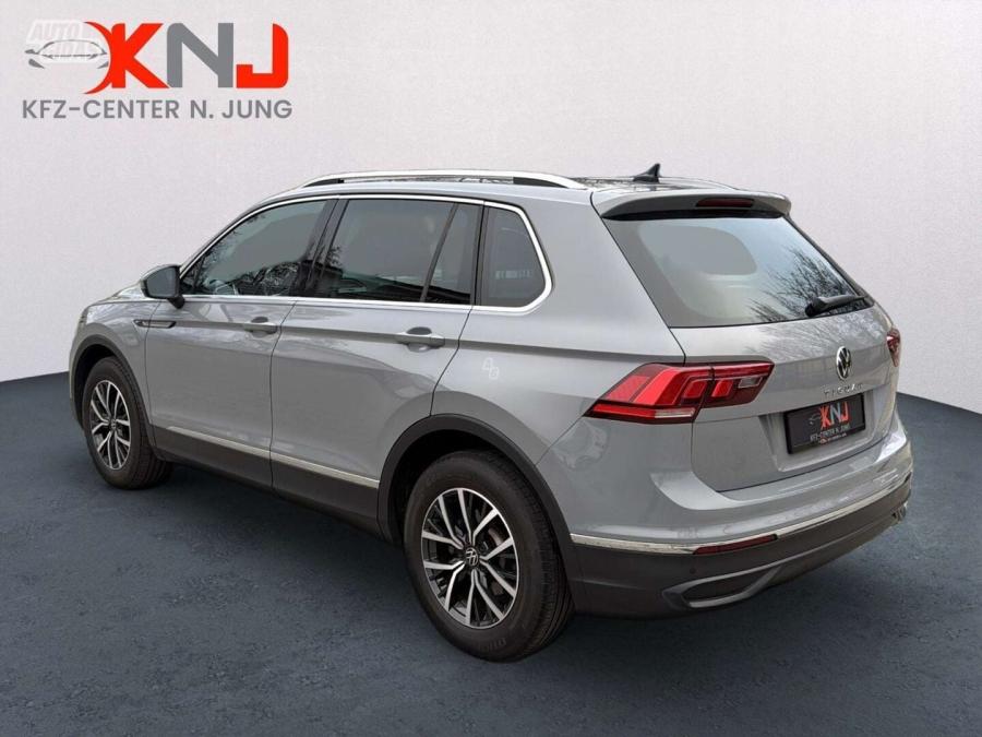 Pelēks Volkswagen Tiguan 2021 Kauņa, ar dzinēja tilpumu 1.50 L un nobraukumu 65 tūkst. km par 26830 €, foto 2 vietnē AUTOMOTO.COM.LV