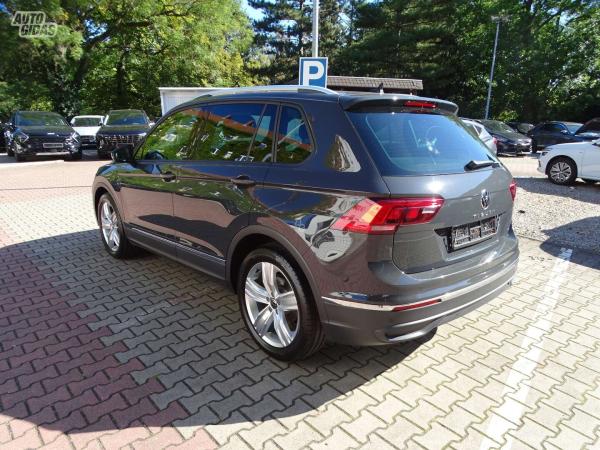 Grey Volkswagen Tiguan 2021 in Kaunas, with an engine capacity of 2.00 L and mileage of 85 thousand km for 31019 €, photo 4 on AUTOMOTO.COM.LV