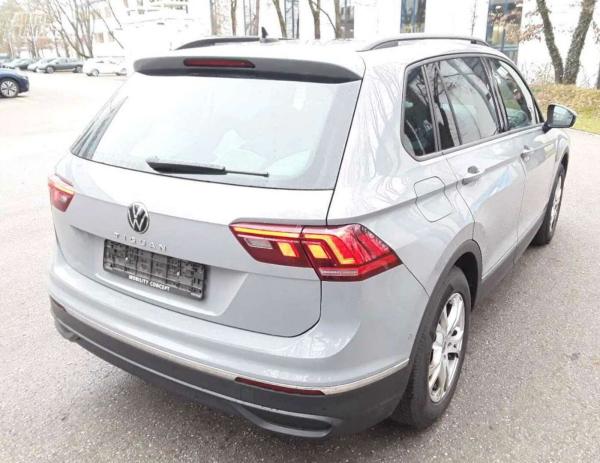 Grey Volkswagen Tiguan 2021 in Kaunas, with an engine capacity of 2.00 L and mileage of 95 thousand km for 26830 €, photo 2 on AUTOMOTO.COM.LV