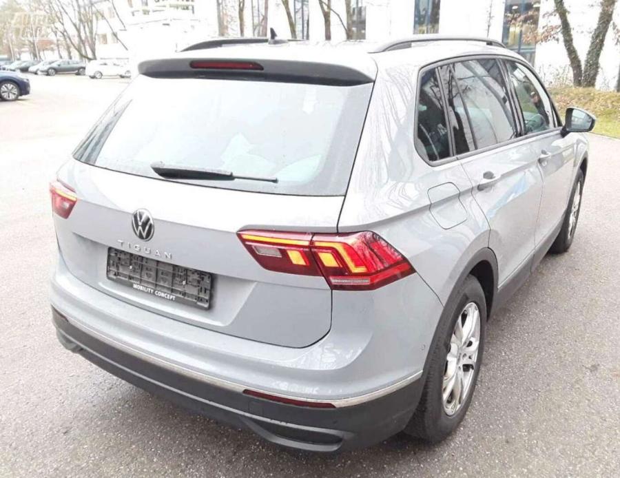 Pelēks Volkswagen Tiguan 2021 Kauņa, ar dzinēja tilpumu 2.00 L un nobraukumu 95 tūkst. km par 26830 €, foto 2 vietnē AUTOMOTO.COM.LV