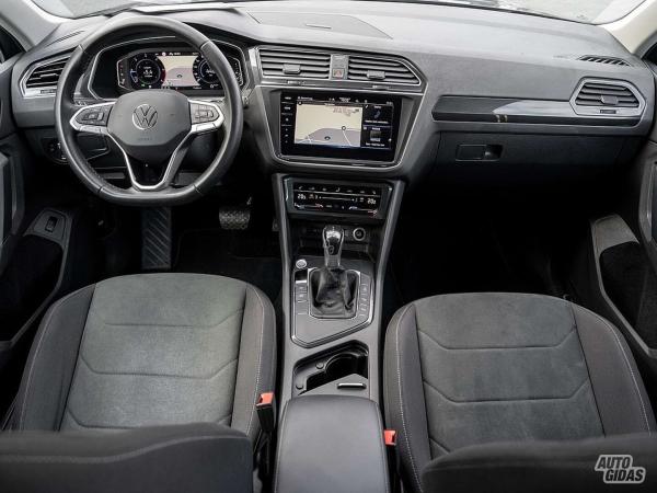 Pelēks Volkswagen Tiguan 2021 Kauņa, ar dzinēja tilpumu 2.00 L un nobraukumu 76 tūkst. km par 30558 €, foto 6 vietnē AUTOMOTO.COM.LV