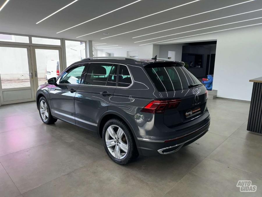 Pelēks Volkswagen Tiguan 2021 Kauņa, ar dzinēja tilpumu 2.00 L un nobraukumu 75 tūkst. km par 32649 €, foto 4 vietnē AUTOMOTO.COM.LV