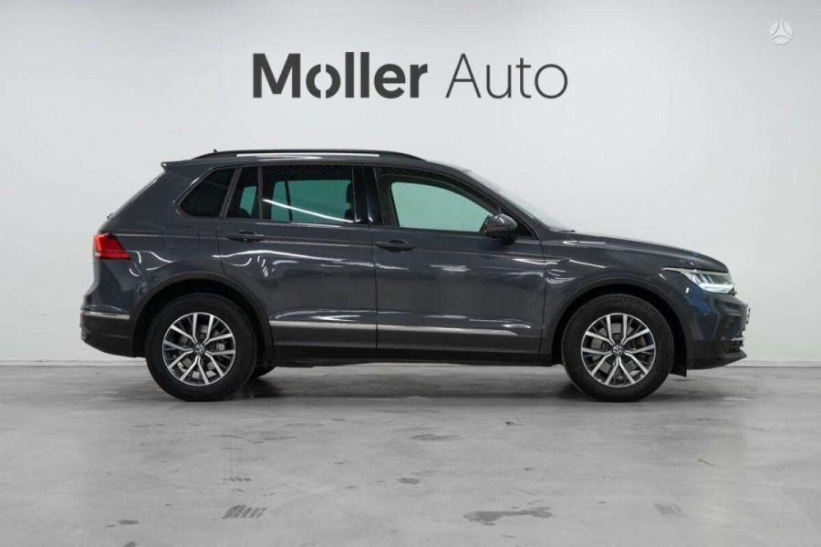 Pelēks Volkswagen Tiguan 2021 Viļņa, ar dzinēja tilpumu 1.40 L un nobraukumu 126 tūkst. km par 22950 €, foto 4 vietnē AUTOMOTO.COM.LV